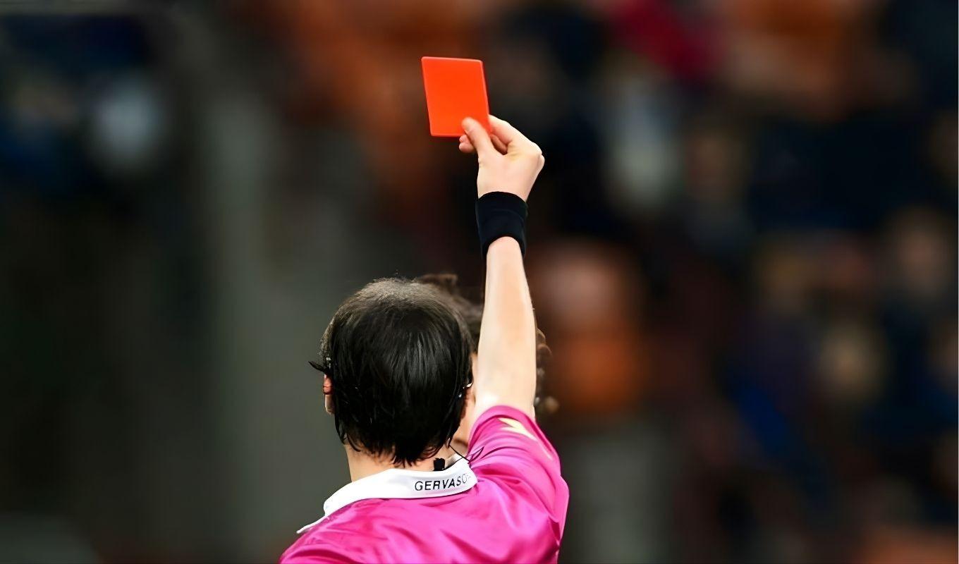 A bizarre moment in the history of the game: the referee showed a red ...